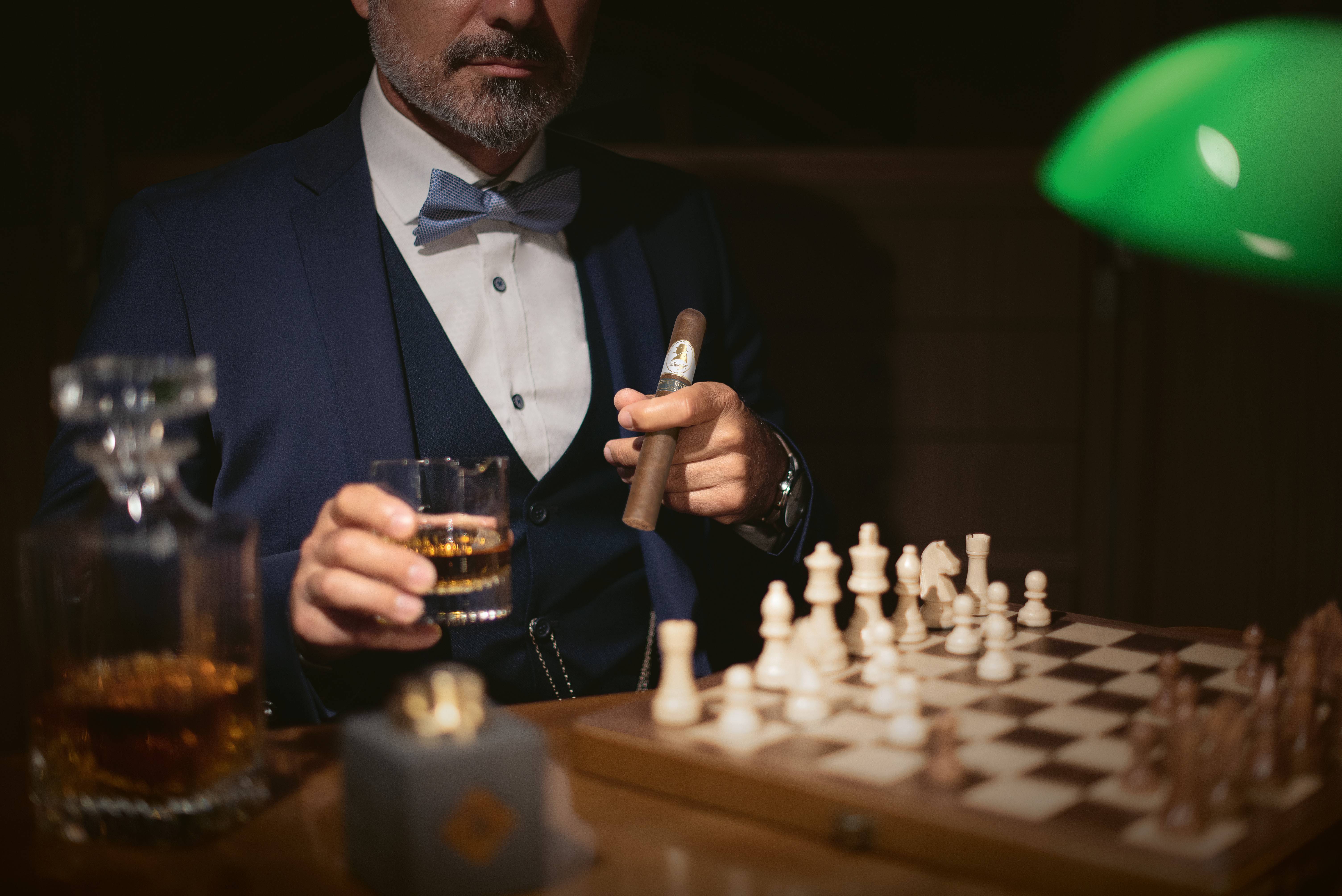 Through the Day into the Night – a Man & a Cigar for all Times